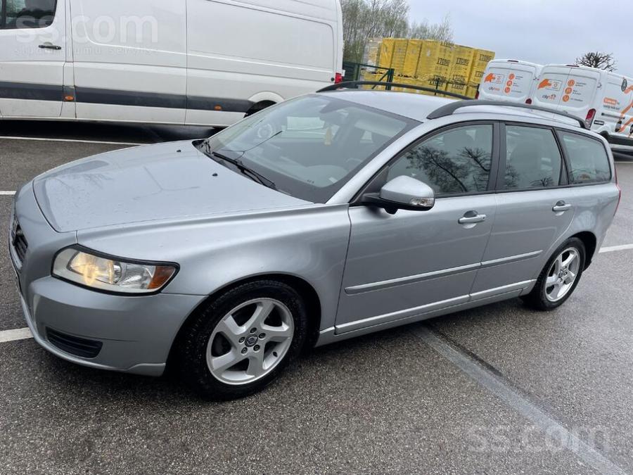 Grey Volvo V50 2011 in Riga, with an engine capacity of 1.60 L and mileage of 234 thousand km for 1600 €, photo 1 on AUTOMOTO.COM.LV