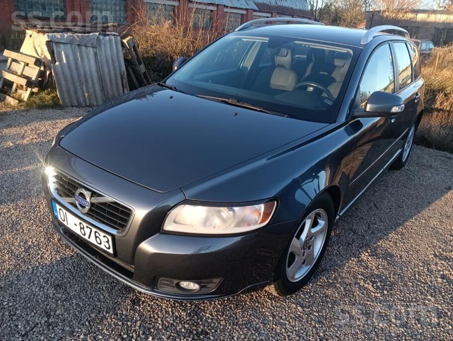 Grey Volvo V50 2011 in Ogre, with an engine capacity of 2.00 L and mileage of 352 thousand km for 3490 €, photo 1 on AUTOMOTO.COM.LV