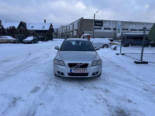Grey Volvo V50 2011 in Utena, with an engine capacity of 1.56 L and mileage of 211 thousand km for 3300 €, photo 1 on AUTOMOTO.COM.LV