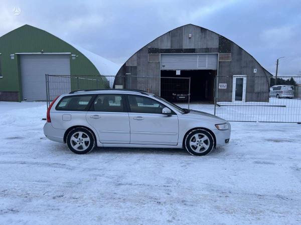 Grey Volvo V50 2011 in Utena, with an engine capacity of 1.56 L and mileage of 211 thousand km for 3300 €, photo 4 on AUTOMOTO.COM.LV