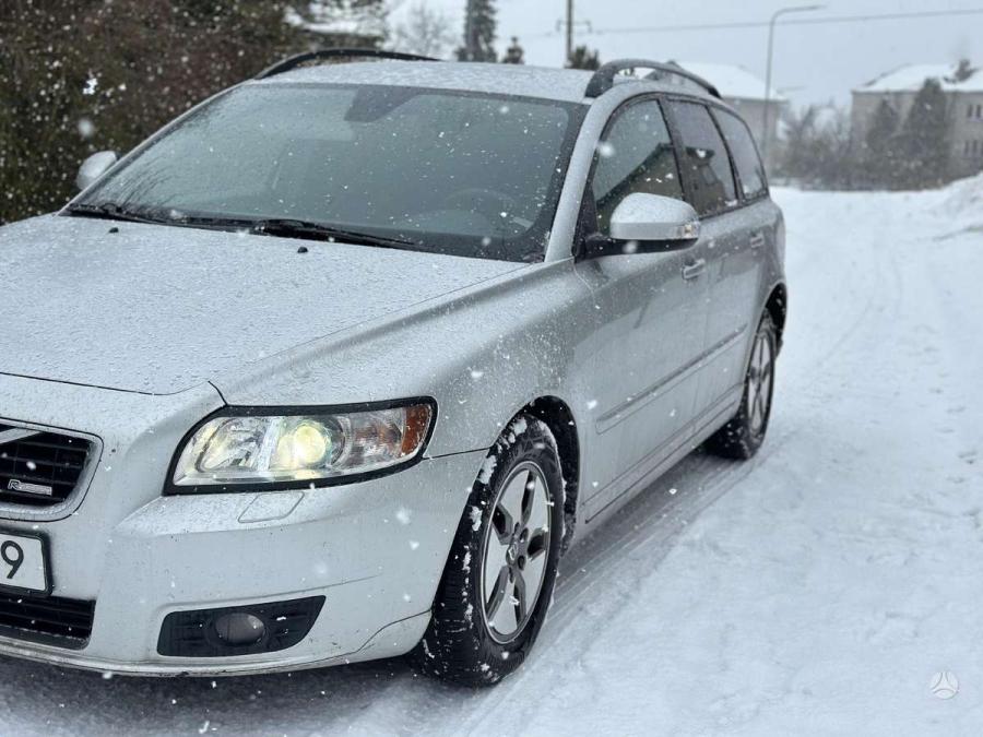 Grey Volvo V50 2011 in Kaunas, with an engine capacity of 1.56 L and mileage of 230 thousand km for 2950 €, photo 1 on AUTOMOTO.COM.LV