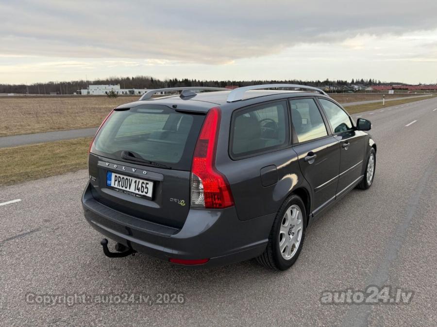 Pelēks Volvo V50 2011 Tallina, ar dzinēja tilpumu 1.60 L un nobraukumu 208 tūkst. km par 4990 €, foto 4 vietnē AUTOMOTO.COM.LV