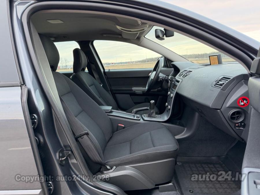 Pelēks Volvo V50 2011 Tallina, ar dzinēja tilpumu 1.60 L un nobraukumu 208 tūkst. km par 4990 €, foto 13 vietnē AUTOMOTO.COM.LV