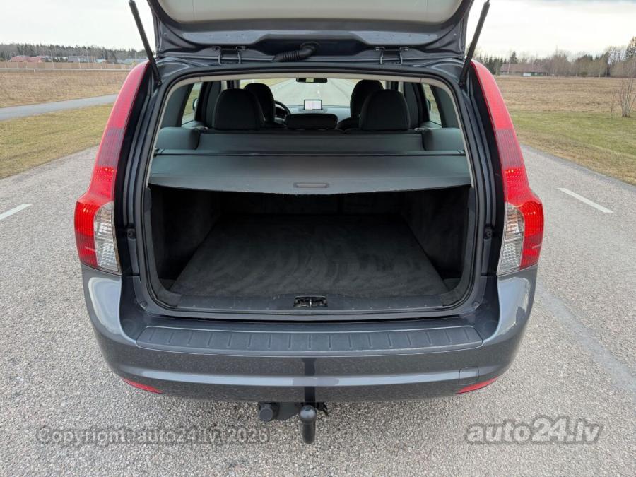 Pelēks Volvo V50 2011 Tallina, ar dzinēja tilpumu 1.60 L un nobraukumu 208 tūkst. km par 4990 €, foto 17 vietnē AUTOMOTO.COM.LV