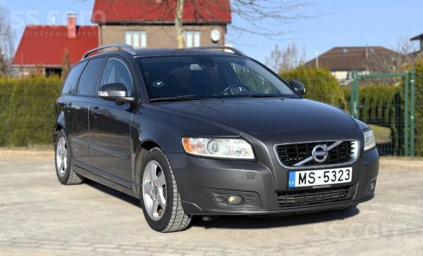 Grey Volvo V50 2011 in Riga, with an engine capacity of 1.60 L and mileage of 272 thousand km for 3800 €, photo 1 on AUTOMOTO.COM.LV