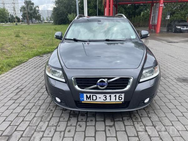 Grey Volvo V50 2011 in Riga, with an engine capacity of 1.60 L and mileage of 309 thousand km for 4200 €, photo 2 on AUTOMOTO.COM.LV