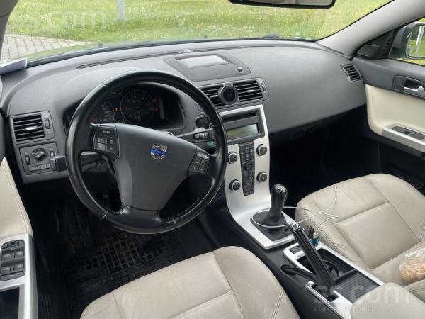 Grey Volvo V50 2011 in Riga, with an engine capacity of 1.60 L and mileage of 309 thousand km for 4200 €, photo 6 on AUTOMOTO.COM.LV