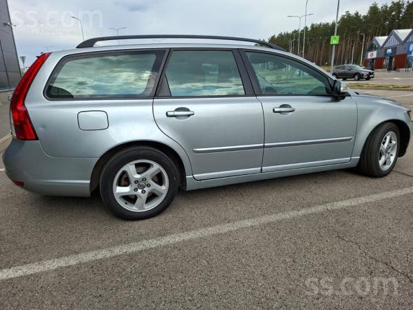 Pelēks Volvo V50 2011 Rīga, ar dzinēja tilpumu 1.60 L un nobraukumu 246 tūkst. km par 3500 €, foto 4 vietnē AUTOMOTO.COM.LV