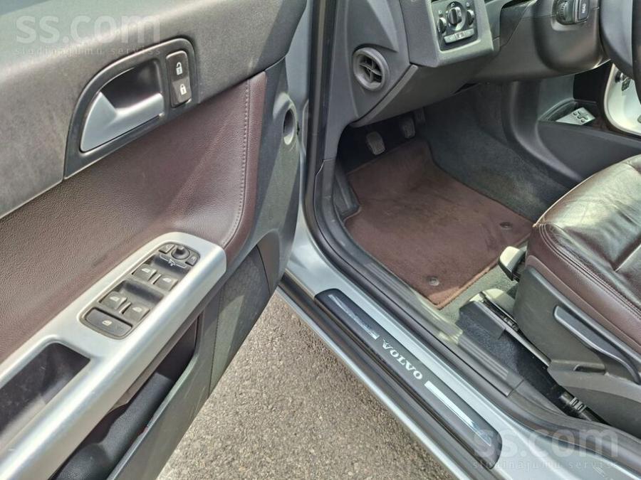 Grey Volvo V50 2011 in Riga, with an engine capacity of 1.60 L and mileage of 246 thousand km for 3500 €, photo 12 on AUTOMOTO.COM.LV