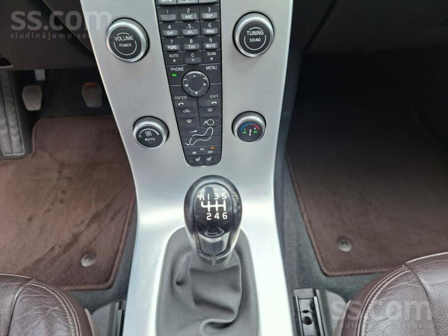 Grey Volvo V50 2011 in Riga, with an engine capacity of 1.60 L and mileage of 246 thousand km for 3500 €, photo 17 on AUTOMOTO.COM.LV