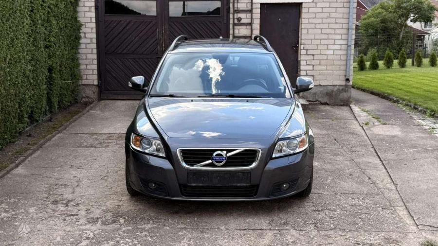 Grey Volvo V50 2011 in Ukmerge, with an engine capacity of 1.56 L and mileage of 225 thousand km for 2900 €, photo 1 on AUTOMOTO.COM.LV
