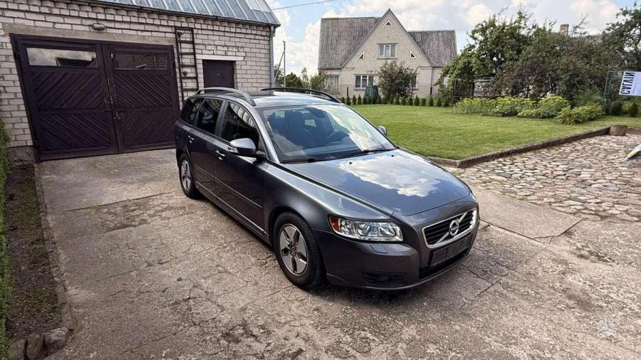Grey Volvo V50 2011 in Ukmerge, with an engine capacity of 1.56 L and mileage of 225 thousand km for 2900 €, photo 3 on AUTOMOTO.COM.LV