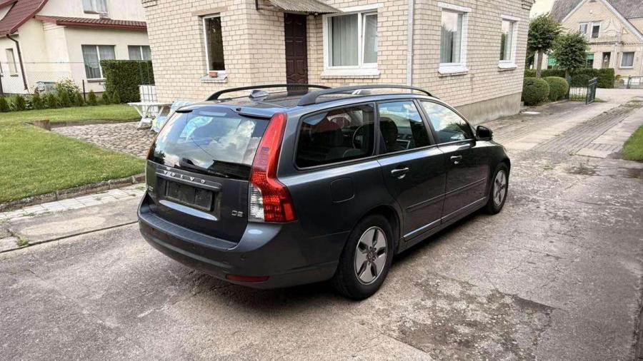 Grey Volvo V50 2011 in Ukmerge, with an engine capacity of 1.56 L and mileage of 225 thousand km for 2900 €, photo 5 on AUTOMOTO.COM.LV