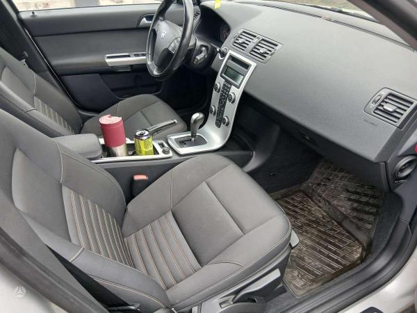 Grey Volvo V50 2011 in Siauliai, with an engine capacity of 2.00 L and mileage of 222 thousand km for 3999 €, photo 10 on AUTOMOTO.COM.LV