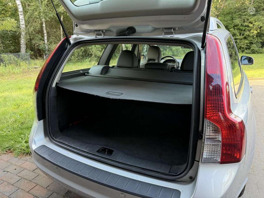 Grey Volvo V50 2011 in Kaunas, with an engine capacity of 1.56 L and mileage of 230 thousand km for 3900 €, photo 7 on AUTOMOTO.COM.LV