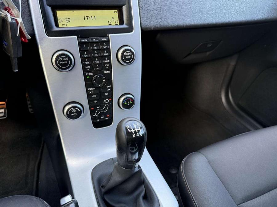 Grey Volvo V50 2011 in Kaunas, with an engine capacity of 1.56 L and mileage of 230 thousand km for 3900 €, photo 17 on AUTOMOTO.COM.LV