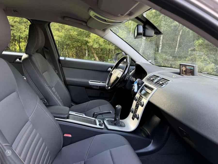 Grey Volvo V50 2011 in Kaunas, with an engine capacity of 1.56 L and mileage of 230 thousand km for 3900 €, photo 19 on AUTOMOTO.COM.LV