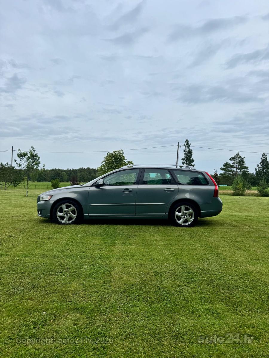 Grey Volvo V50 2011 in Tallinn, with an engine capacity of 1.60 L and mileage of 224 thousand km for 4500 €, photo 4 on AUTOMOTO.COM.LV