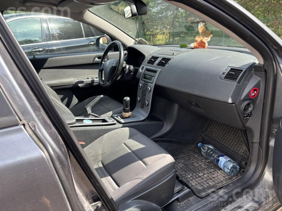 Grey Volvo V50 2011 in Riga, with an engine capacity of 1.60 L and mileage of 425 thousand km for 2000 €, photo 5 on AUTOMOTO.COM.LV