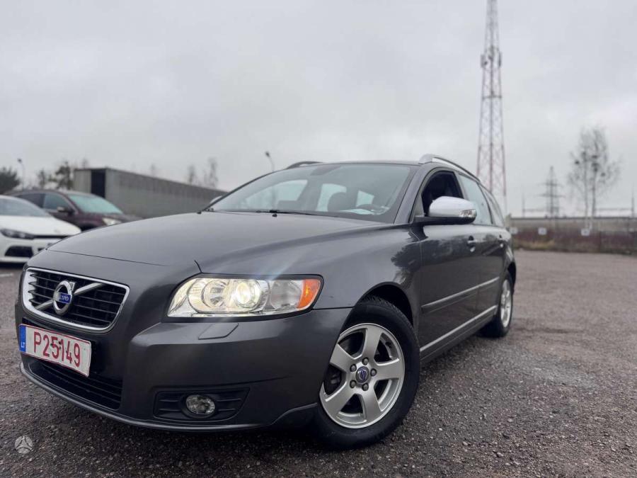 Pelēks Volvo V50 2012 Alīta, ar dzinēja tilpumu 1.56 L un nobraukumu 254 tūkst. km par 4700 €, foto 4 vietnē AUTOMOTO.COM.LV