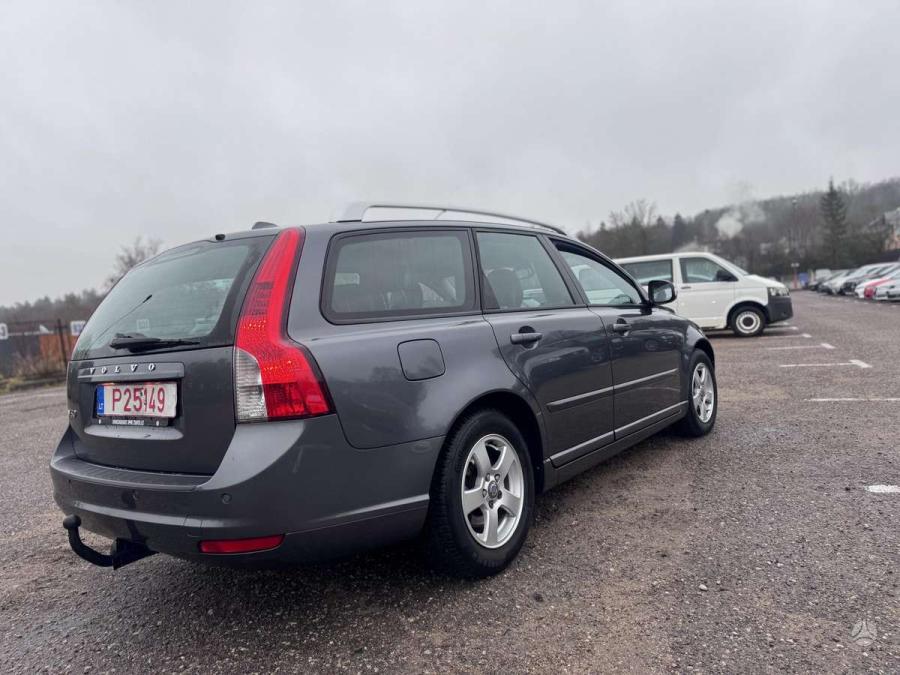 Pelēks Volvo V50 2012 Alīta, ar dzinēja tilpumu 1.56 L un nobraukumu 254 tūkst. km par 4700 €, foto 7 vietnē AUTOMOTO.COM.LV