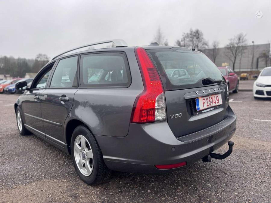 Pelēks Volvo V50 2012 Alīta, ar dzinēja tilpumu 1.56 L un nobraukumu 254 tūkst. km par 4700 €, foto 8 vietnē AUTOMOTO.COM.LV