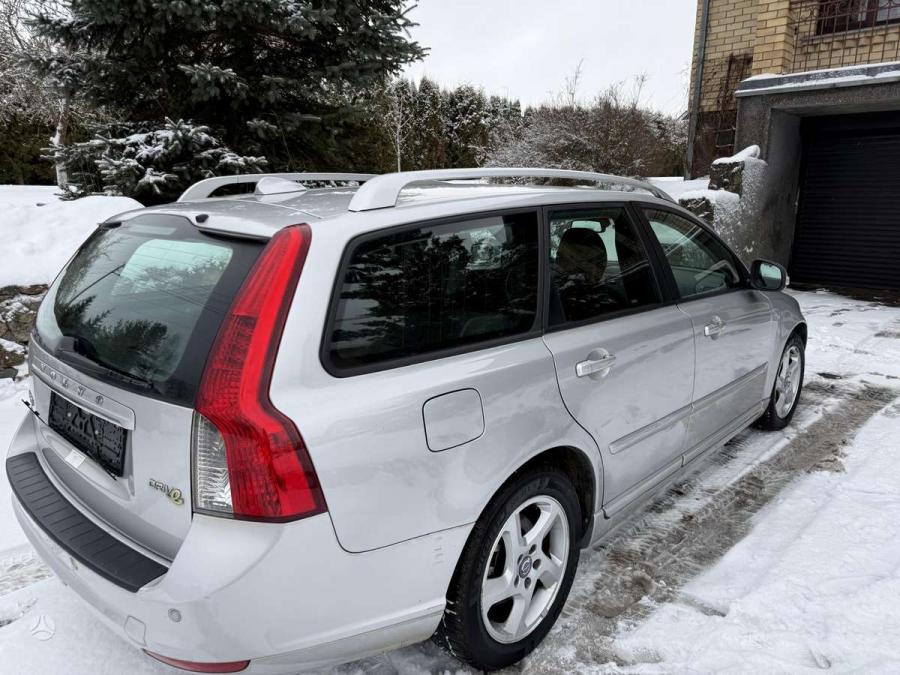 Pelēks Volvo V50 2012 Utena, ar dzinēja tilpumu 1.60 L un nobraukumu 280 tūkst. km par 3250 €, foto 4 vietnē AUTOMOTO.COM.LV