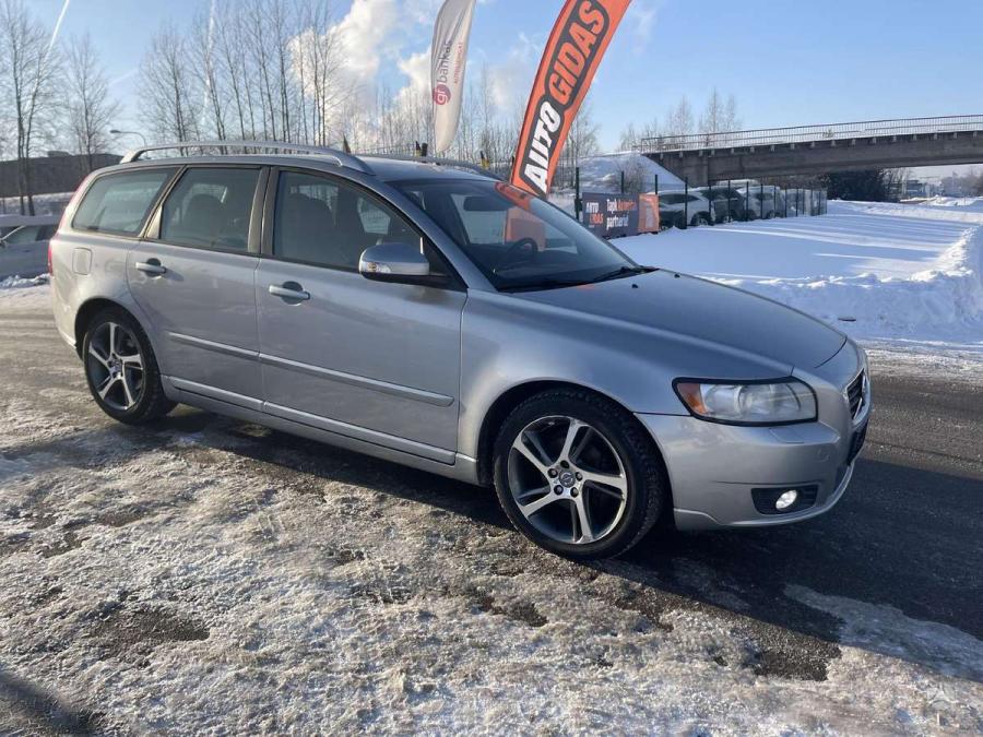 Grey Volvo V50 2012 in Kaunas, with an engine capacity of 1.56 L and mileage of 266 thousand km for 4200 €, photo 2 on AUTOMOTO.COM.LV