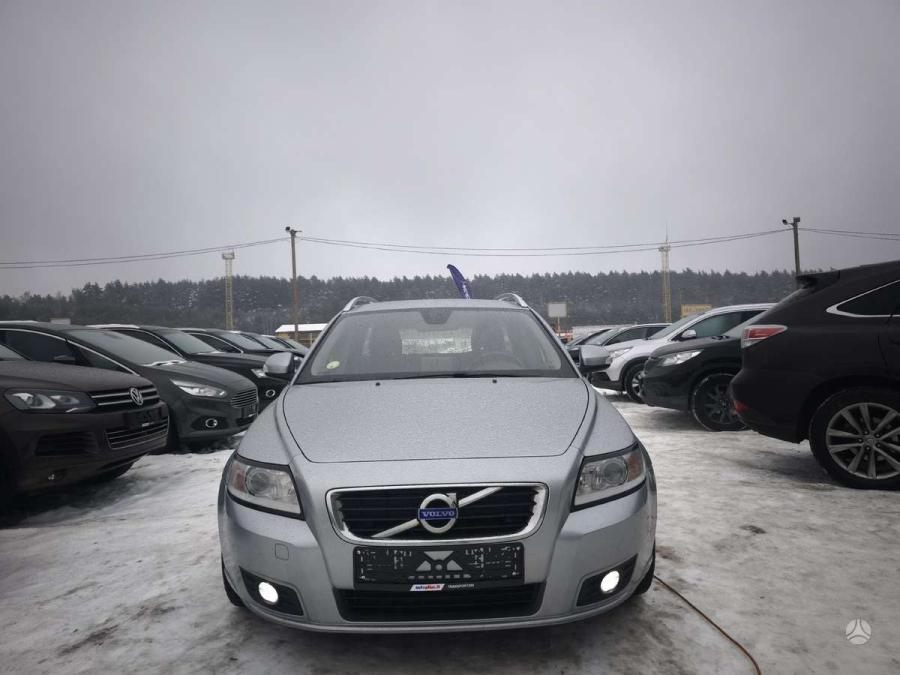Grey Volvo V50 2012 in Vilnius, with an engine capacity of 1.60 L and mileage of 282 thousand km for 4350 €, photo 2 on AUTOMOTO.COM.LV