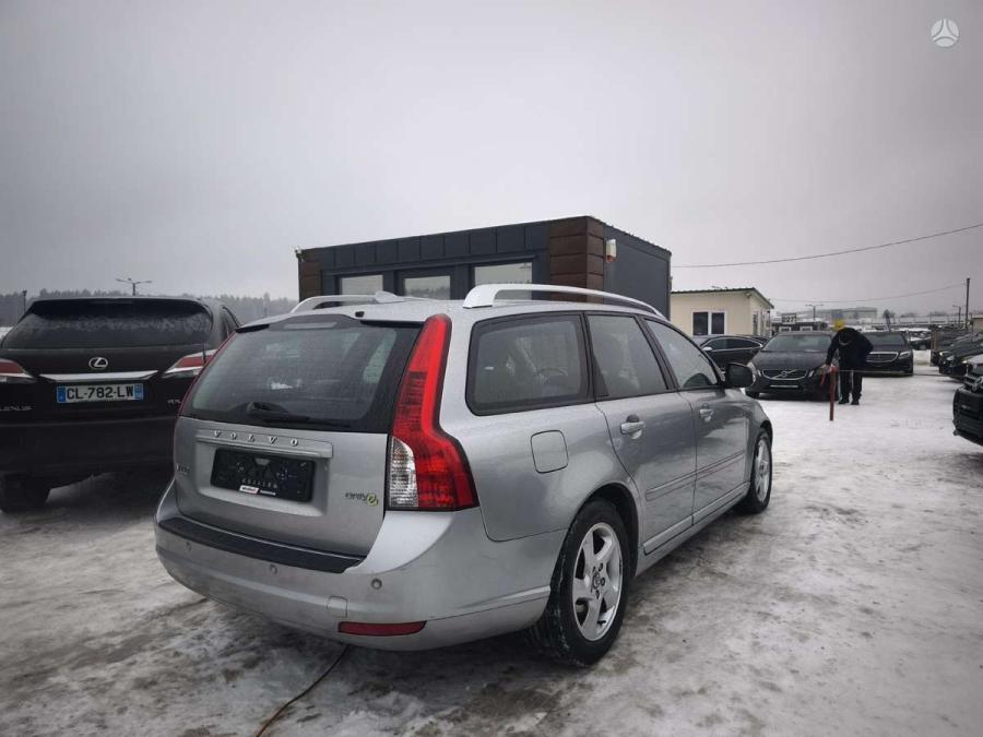 Grey Volvo V50 2012 in Vilnius, with an engine capacity of 1.60 L and mileage of 282 thousand km for 4350 €, photo 4 on AUTOMOTO.COM.LV