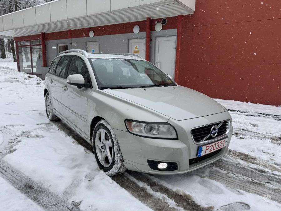 Pelēks Volvo V50 2012 Alīta, ar dzinēja tilpumu 1.60 L un nobraukumu 290 tūkst. km par 2850 €, foto 2 vietnē AUTOMOTO.COM.LV