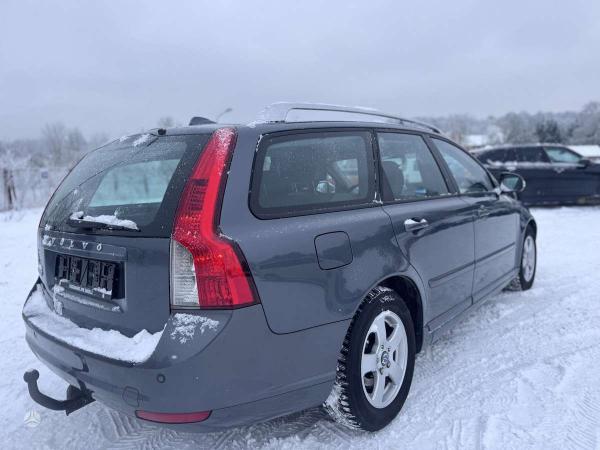 Pelēks Volvo V50 2012 Alīta, ar dzinēja tilpumu 1.56 L un nobraukumu 249 tūkst. km par 4150 €, foto 9 vietnē AUTOMOTO.COM.LV
