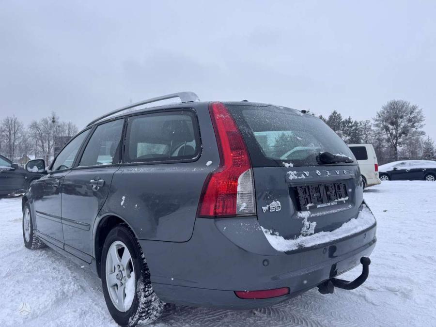Pelēks Volvo V50 2012 Alīta, ar dzinēja tilpumu 1.56 L un nobraukumu 249 tūkst. km par 4150 €, foto 12 vietnē AUTOMOTO.COM.LV