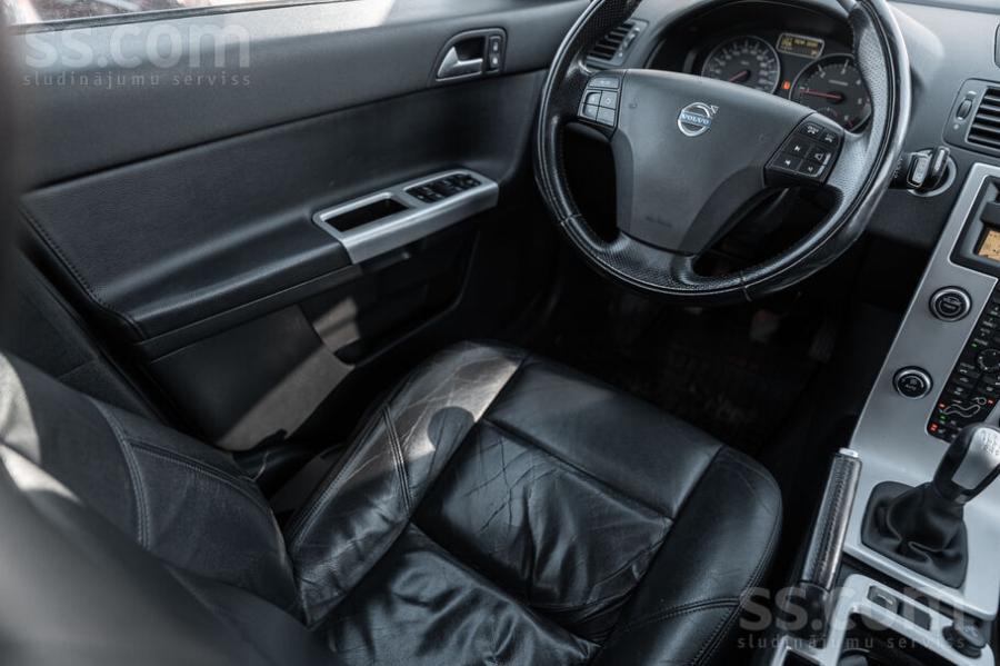 Grey Volvo V50 2012 in Riga, with an engine capacity of 1.60 L and mileage of 411 thousand km for 3900 €, photo 7 on AUTOMOTO.COM.LV