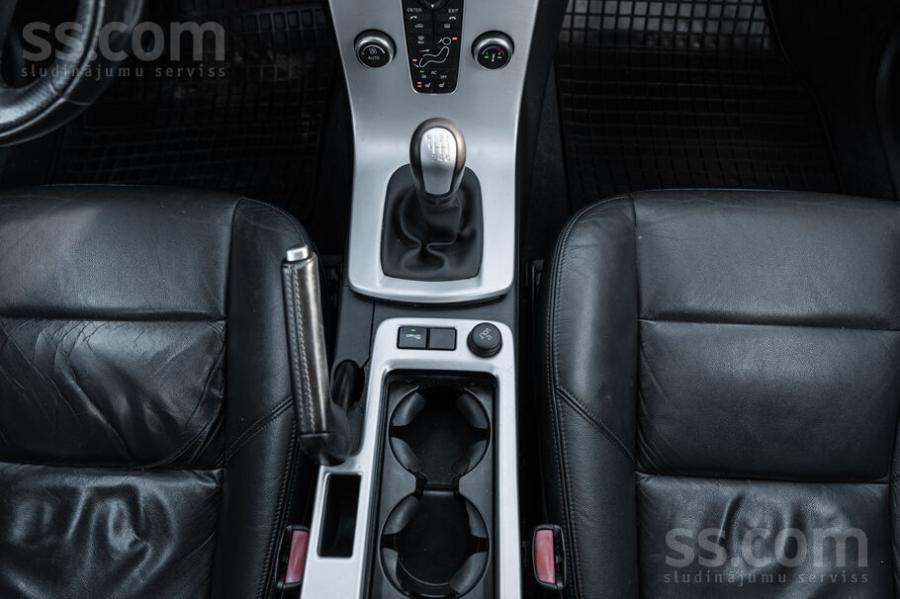 Grey Volvo V50 2012 in Riga, with an engine capacity of 1.60 L and mileage of 411 thousand km for 3900 €, photo 10 on AUTOMOTO.COM.LV