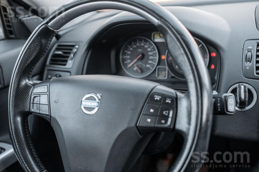Grey Volvo V50 2012 in Riga, with an engine capacity of 1.60 L and mileage of 411 thousand km for 3900 €, photo 11 on AUTOMOTO.COM.LV