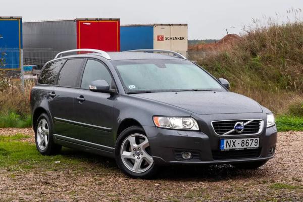Grey Volvo V50 2012 in Riga, with an engine capacity of 2.00 L and mileage of 236 thousand km for 6700 €, photo 1 on AUTOMOTO.COM.LV