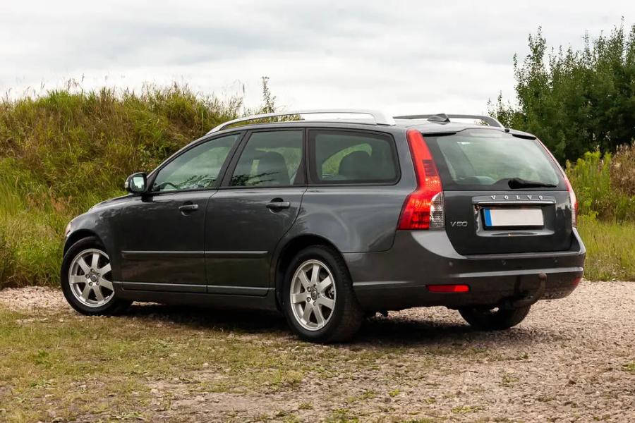 Pelēks Volvo V50 2012 Rīga, ar dzinēja tilpumu 1.60 L un nobraukumu 260 tūkst. km par 4995 €, foto 3 vietnē AUTOMOTO.COM.LV