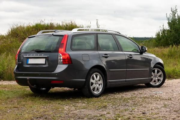 Grey Volvo V50 2012 in Riga, with an engine capacity of 1.60 L and mileage of 260 thousand km for 4995 €, photo 4 on AUTOMOTO.COM.LV