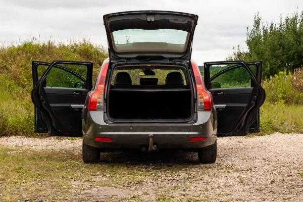 Grey Volvo V50 2012 in Riga, with an engine capacity of 1.60 L and mileage of 260 thousand km for 4995 €, photo 5 on AUTOMOTO.COM.LV