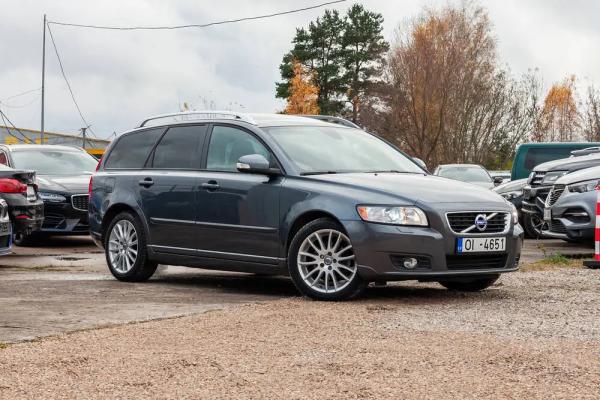 Grey Volvo V50 2012 in Riga, with an engine capacity of 1.60 L and mileage of 147 thousand km for 5995 €, photo 1 on AUTOMOTO.COM.LV