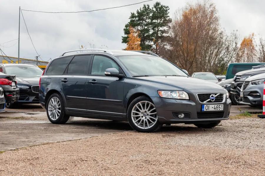 Pelēks Volvo V50 2012 Rīga, ar dzinēja tilpumu 1.60 L un nobraukumu 147 tūkst. km par 5995 €, foto 1 vietnē AUTOMOTO.COM.LV