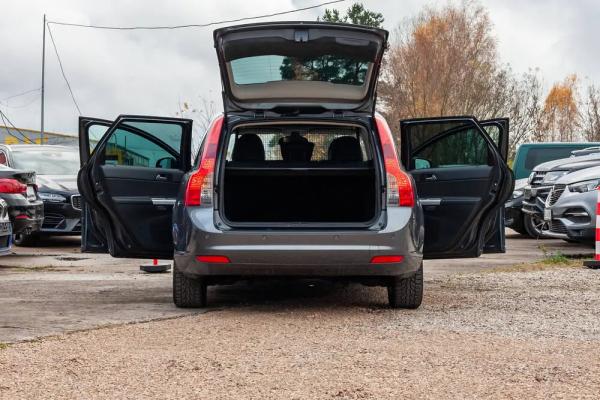 Grey Volvo V50 2012 in Riga, with an engine capacity of 1.60 L and mileage of 147 thousand km for 5995 €, photo 6 on AUTOMOTO.COM.LV