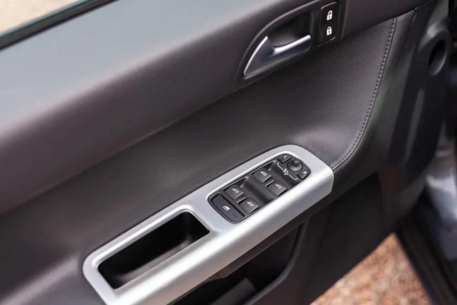 Pelēks Volvo V50 2012 Rīga, ar dzinēja tilpumu 1.60 L un nobraukumu 147 tūkst. km par 5995 €, foto 17 vietnē AUTOMOTO.COM.LV