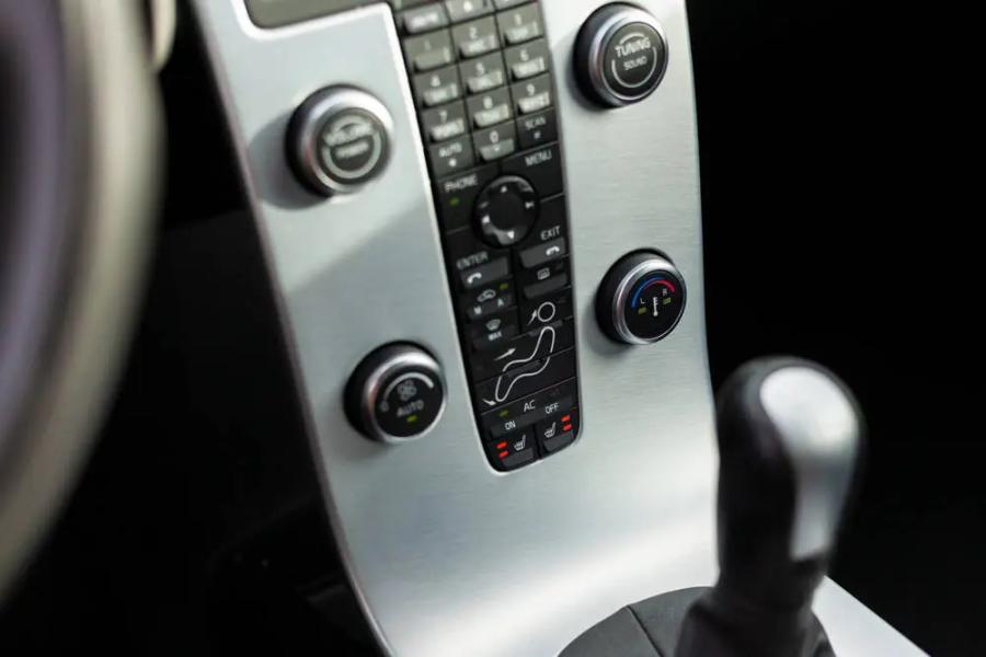Pelēks Volvo V50 2012 Rīga, ar dzinēja tilpumu 1.60 L un nobraukumu 147 tūkst. km par 5995 €, foto 28 vietnē AUTOMOTO.COM.LV