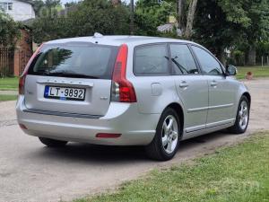 Pelēks Volvo V50 2012 Rīga, ar dzinēja tilpumu 1.60 L un nobraukumu 240 tūkst. km par 3400 €, foto 5 vietnē AUTOMOTO.COM.LV