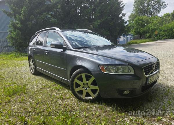 Grey Volvo V50 2012 in Tallinn, with an engine capacity of 1.60 L and mileage of 274 thousand km for 3900 €, photo 1 on AUTOMOTO.COM.LV