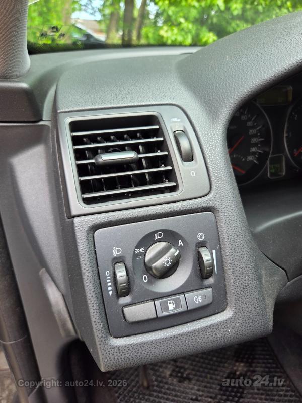Grey Volvo V50 2012 in Tallinn, with an engine capacity of 1.60 L and mileage of 274 thousand km for 3900 €, photo 10 on AUTOMOTO.COM.LV