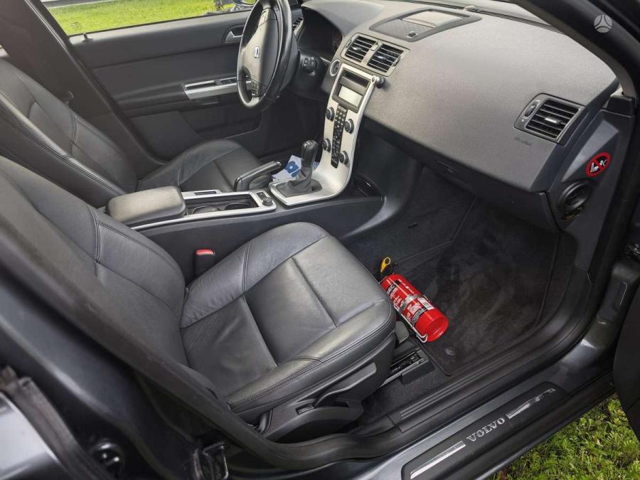 Grey Volvo V50 2012 in Utena, with an engine capacity of 1.56 L and mileage of 223 thousand km for 3450 €, photo 8 on AUTOMOTO.COM.LV