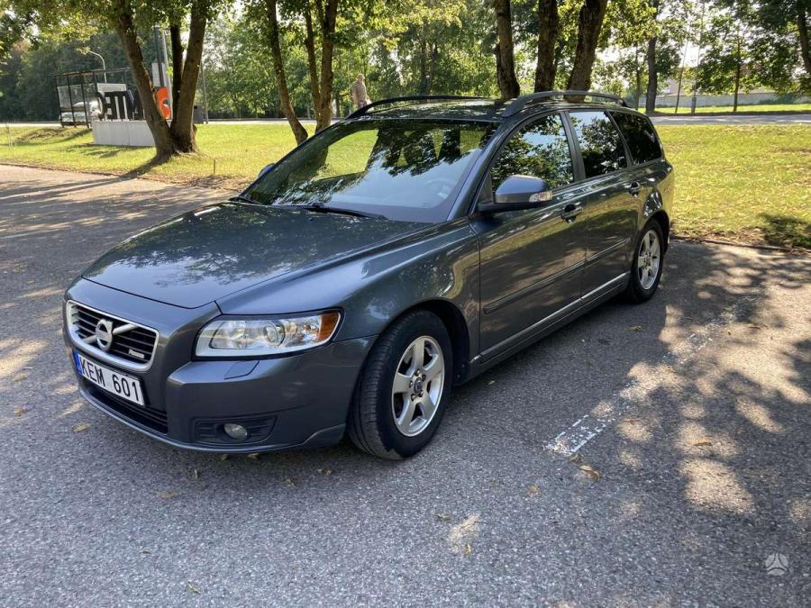 Grey Volvo V50 2012 in Vilnius, with an engine capacity of 1.56 L and mileage of 279 thousand km for 2699 €, photo 3 on AUTOMOTO.COM.LV